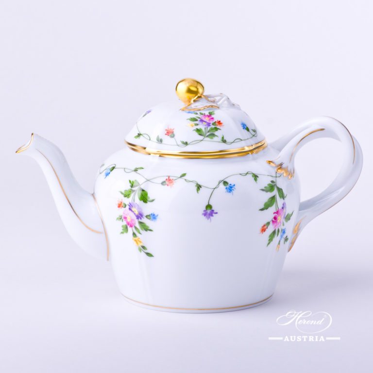 Queen Victoria - Tea Pot w. Rose Knob - Herend Austria