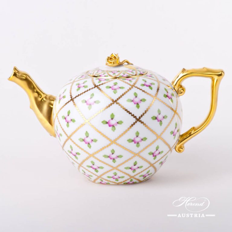 Queen Victoria - Tea Pot w. Rose Knob - Herend Austria