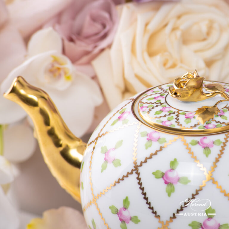 Queen Victoria - Tea Pot w. Rose Knob - Herend Austria
